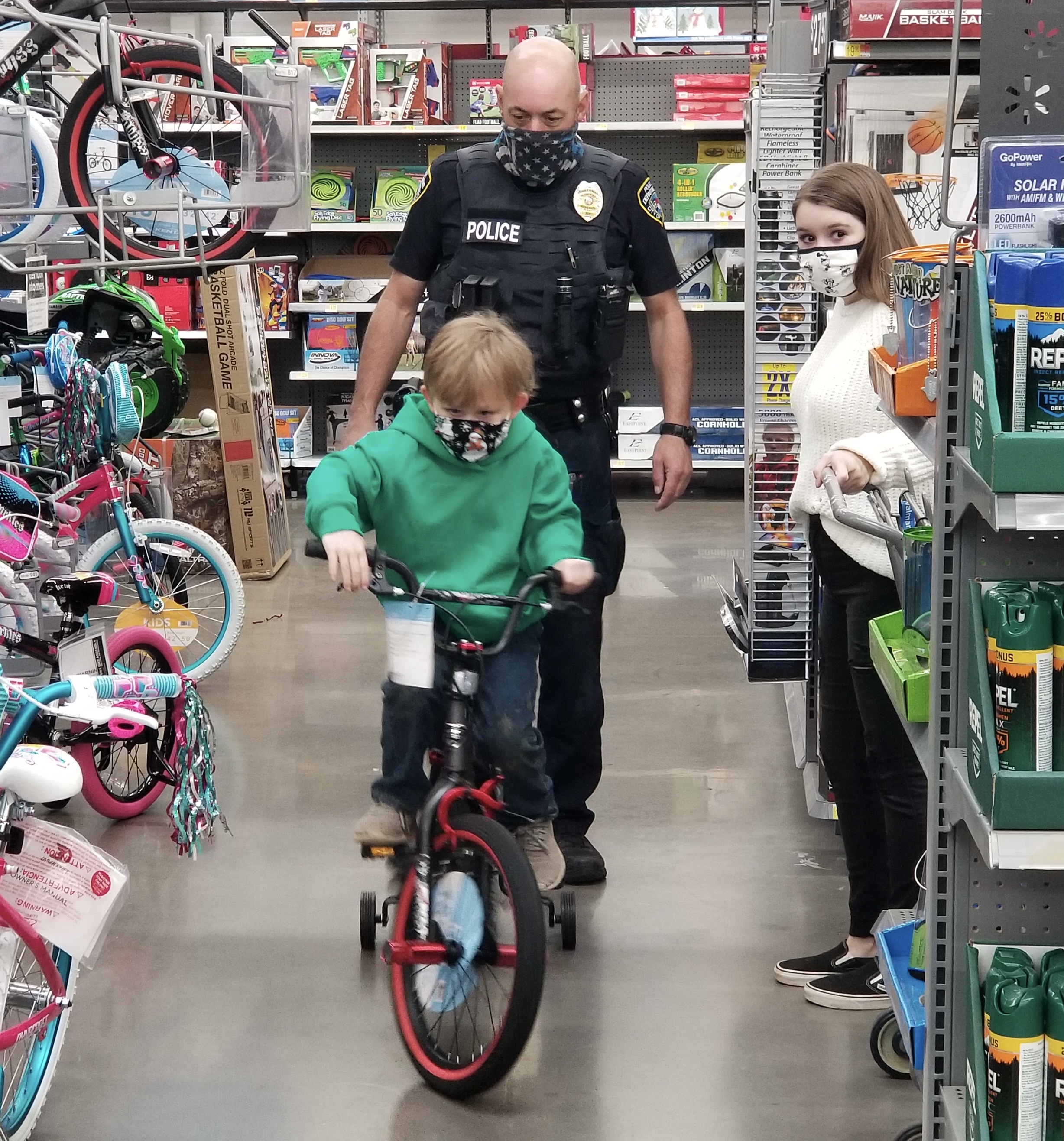 Police officers have fun, help pick out toys for local kids | The ...
